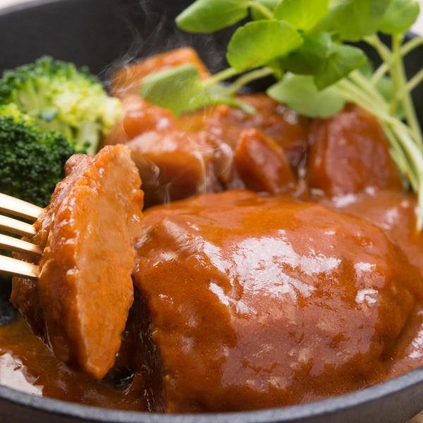 【手間がかかる煮込みハンバーグが温めるだけですぐに食べれる】ふっくらと焼きあげたハンバーグを野菜たっぷりのデミグラスソースで煮込みました。お子様から大人までみんなが大好きなハンバーグ。作るとなると手間がかかって大変な煮込みハンバーグを温める...