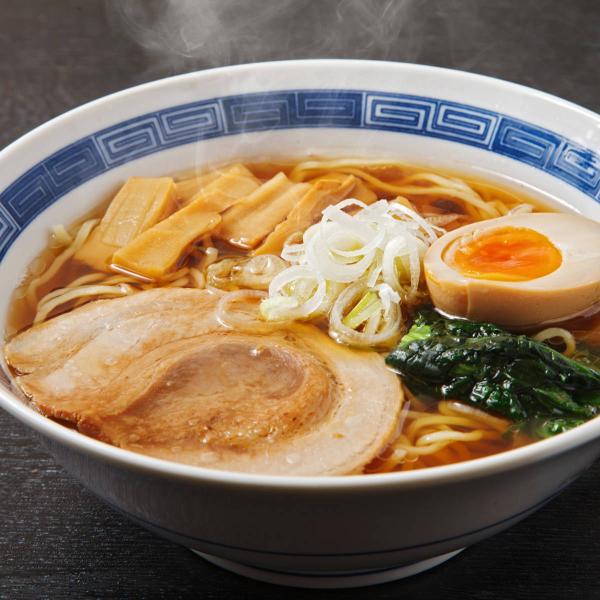 「ご当地 旭川 醤油ラーメン」はすっきりとした上品な旨味の醤油ラーメンです。本醸造醤油をベースに鶏の旨み、玉ねぎの甘み、にんにくのコクを加えました。ポーク、チキン、野菜で煮出した芳醇な香味油が隠し味です。麺は厳選した良質な小麦を使用し、もっ...