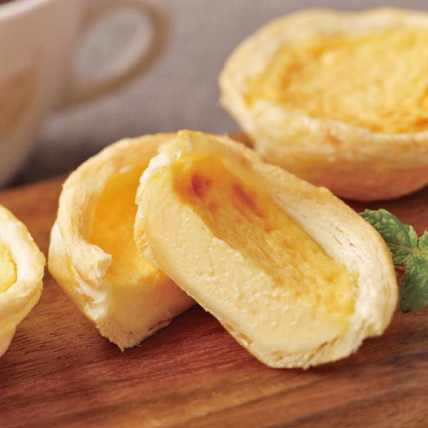 アジアンスイーツで有名なエッグタルトを長崎の中華カフェ「チャイデリカ」がアレンジしました。ホイップクリームと濃厚な牛乳を合わせたクリームに、本場の杏仁豆から作ったパウダーを配合。杏仁ならではの上品な香りをまとわせました。生地は折パイを更に折...