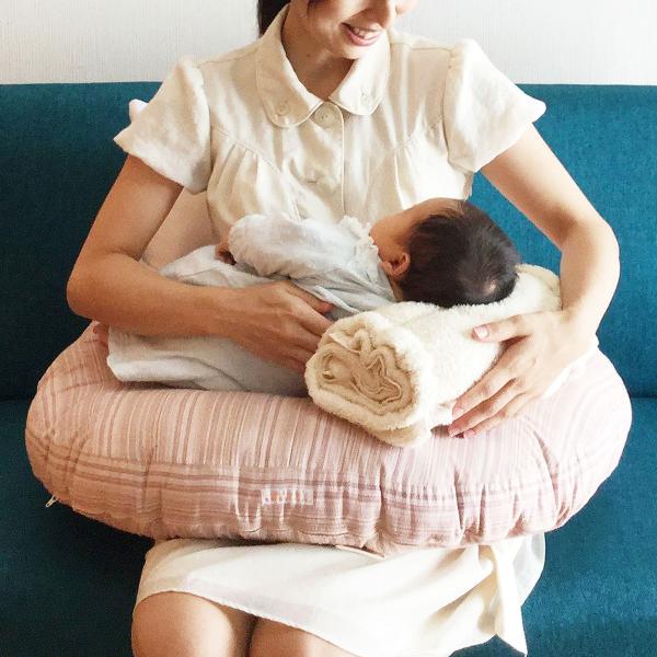 【赤ちゃんとママのカラダにやさしい沖縄うまれの授乳クッション】沖縄子育て良品の「SANGOくっしょん」は、カバー素材からクッションの成型まで、すべてにおいてママと赤ちゃんの快適さにこだわりました。クッションカバーの素材は夏は涼しく冬は暖かい...