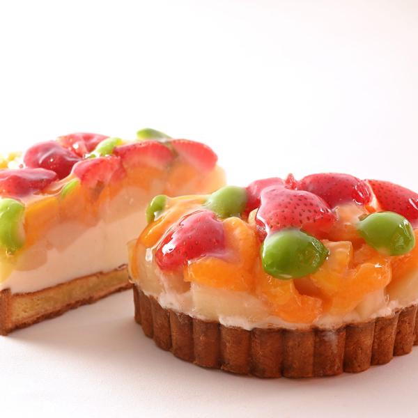 「スタイル 鬼盛りフルーツタルト 直径15cm」は、総重量400gという大量のフルーツを使った贅沢なタルトです。フルーツいっぱいのケーキが食べたいというお客様のご期待に沿えるよう、完熟フルーツ(いちご、みかん、若桃、マンゴー、洋梨)をたっぷ...