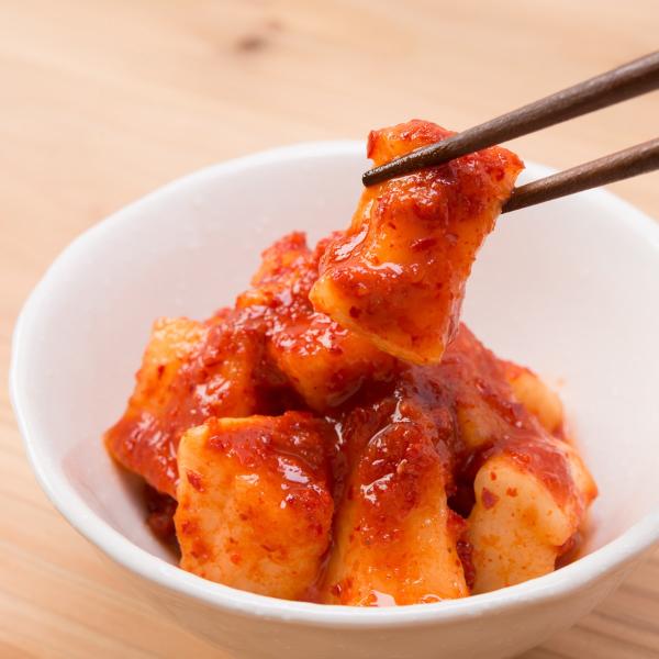 【独自製法・保存料・着色料無使用 知る人ぞ知るこだわりのキムチ】大島漬物研究所「大島守栄の風キムチ(大根)」をお届けします。低塩で冷風乾燥野菜のシャキシャキ感が特徴です。保存料・着色料を使用しておらず、すべて手仕込みで、うまみたっぷりの美味...