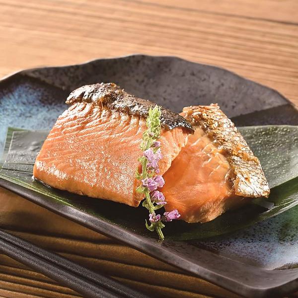 新潟小川屋の「匠の焼漬さけ」3点セットです。焼漬は、魚の保存性を高めながらも、美味しく味わいたいという思いから先人が生み出した新潟の郷土料理です。厳選した上質な鮭を丁寧に白焼きし、こだわりの醤油・酒・味醂のタレにじっくりと漬け、素材の美味し...