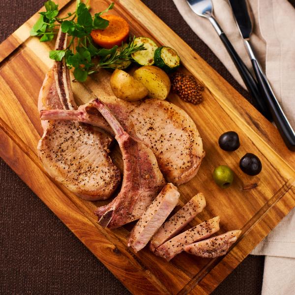 「イベリコ豚骨付きステーキ＆トリュフ塩」は、魅惑のイベリコ豚骨付きステーキセットです。骨の周りに広がる絶品の味わいをご堪能ください。こだわりは、イベリコ豚の素となる栄養豊富なえさ。大麦や小麦に加え、香り高いオリーブオイルやヘルシーなひまわり...