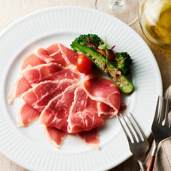 イベリコ豚専門店”イベリコ屋（IBERICO-YA）”がお届けする「イベリコ屋 イベリコ豚セラーノ 合鴨 生ハム ギフトセット」です。オードブル、前菜、お酒のお供などとして、お取り寄せでお楽しみください。＜セラーノ 18ヵ月熟成 生ハム＞本...
