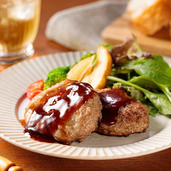 イベリコ豚専門店”イベリコ屋（IBERICO-YA）”がお届けする「白米が欲しくなる イベリコ豚入り ハンバーグ」です。スペイン産イベリコ豚・国産豚・国産牛の肉を、研究を重ねた黄金比率で配合し、こだわりの淡路島産の玉ねぎを使用したオニオンソ...