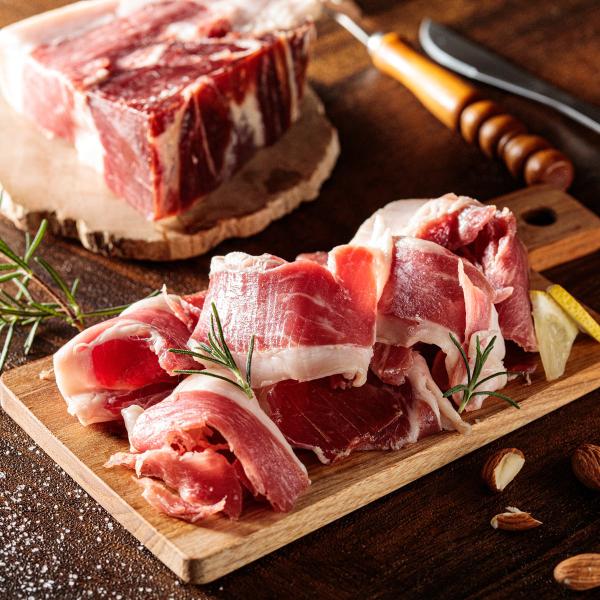 イベリコ豚専門店”イベリコ屋（IBERICO-YA）”がお届けする「生ハム ミニ原木 アンダルシアポーク ギフト」です。生ハム原木は大袈裟だけど、自分で生ハムを切りたい、という思いを形にして、ギフトにしました。スペイン南西部に生息している「...