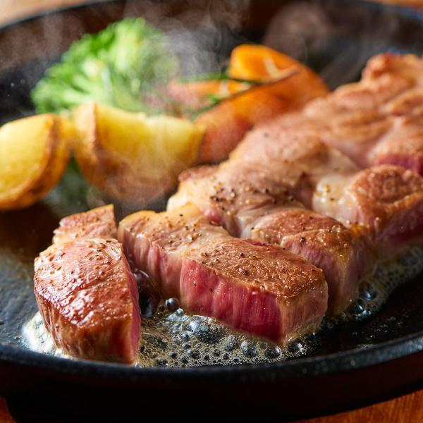 イベリコ豚専門店”イベリコ屋（IBERICO-YA）”がお届けする「イベリコ豚 肩ロース ステーキ トリュフ塩添え」です。スペインの高級食材であるイベリコ豚の肩ロースステーキです。イベリコ豚のおいしさの素となるえさにこだわり、大麦や小麦など...