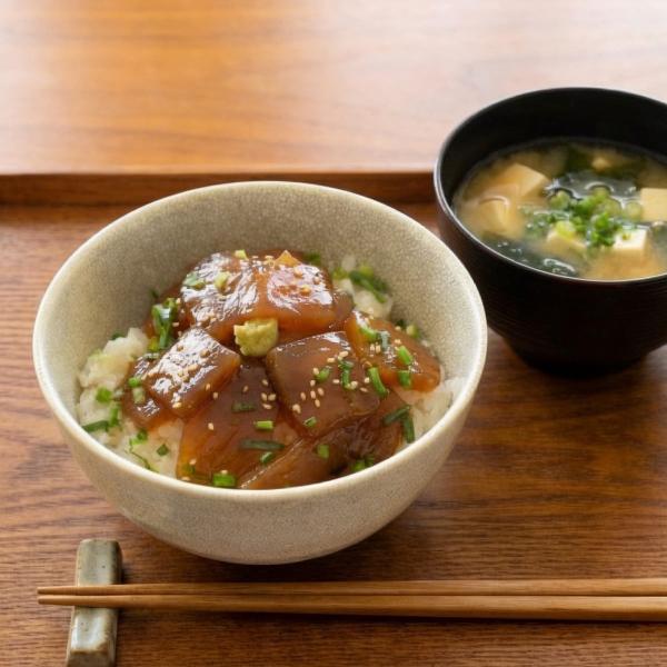 「明神水産 漁師のまぐろ丼」は、解凍してあつあつご飯にかけるだけで、本格的なまぐろ漬け丼の味わいを楽しめる、手軽で便利な冷凍おかずです。旨みの詰まったまぐろと特製だれがしっかり絡んでいるので、忙しい日でもご家庭で専門店のような海鮮丼を味わえ...