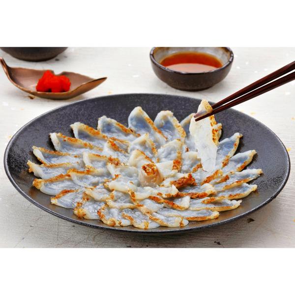 山口県萩沖で水揚げされたマフグを活〆し、身の表面を炙って旨味を閉じ込め、熟練の職人が丁寧に刺身に仕上げました。外側は香ばしく内側は透明感がある2つの違った食感が楽しめます。ふぐの味わいを心ゆくまでご堪能ください。　