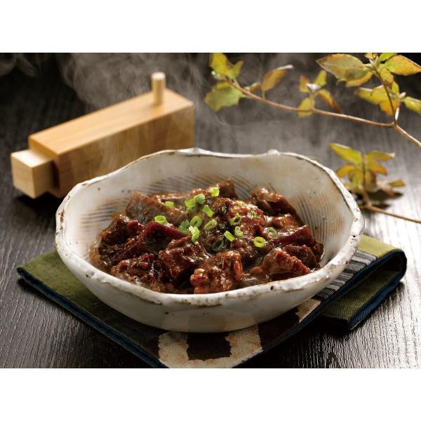 国産の牛すじを、濃厚でコクのある豆味噌でじっくりと煮込んだ牛すじどて煮をお届けします。湯せんで温めてから、お好みで刻んだネギや七味唐辛子を添えてお召し上がりください。