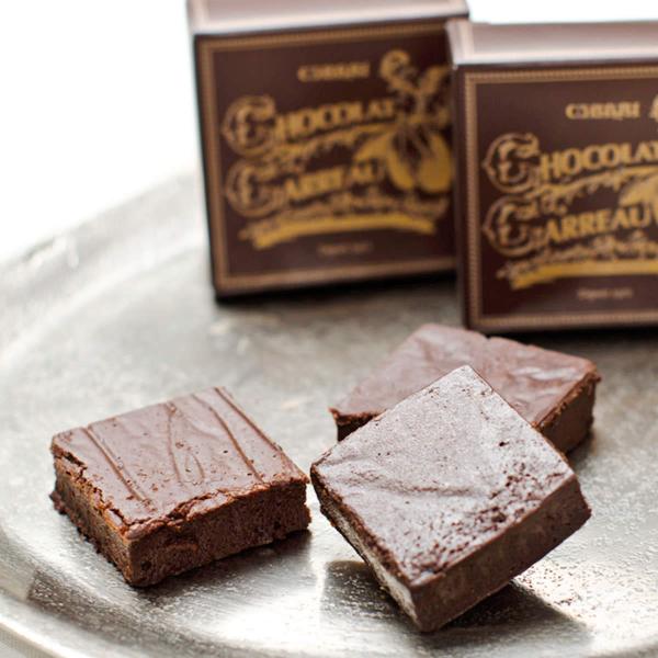 オレンジリキュールをアクセントにして丁寧に焼き上げた濃厚なガトーショコラです。6個入の2箱セットです。ヨーロッパの石畳をイメージして作りました。夏場は冷やしてお召し上がりください。【ラ・マーレ・ド・チャヤ】神奈川・葉山に本店を構えるパティス...