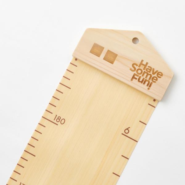 薄くスライスした天然ヒノキ材に特殊加工を施し、くるくると丸められる身長計にしました。どこにでも簡単に設置・移動できるので、子どもの成長を見守る大切な宝物になること間違いなしです。ご自宅の柱の代わりに印をつけて記録するので、賃貸でもお使いいた...