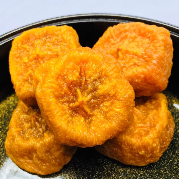 「佐渡 愁秋の和 干柿 硬めタイプ」は、新潟県佐渡市で作られた干柿です。柿の甘さがしっかりと感じられ、独特の硬さがある食感です。柿は佐渡島南部に位置する羽茂(はもち)地区のおけさ柿に限定して使用しています。1年かけて大切に栽培したもので、収...