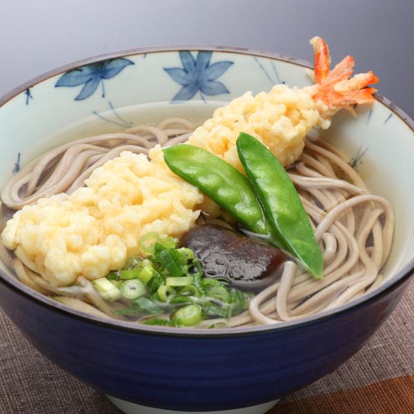 香川県小豆島で手延べ製法で作った、冷凍そば4種(牛肉そば・えび天そば・きつねそば・かきあげそば)の詰め合わせです。丁寧に仕上げたそばをゆであげ、すぐに急速冷凍し風味を閉じ込めました。少しでも簡単に調理できるよう、麺の上に具材を直接のせていま...