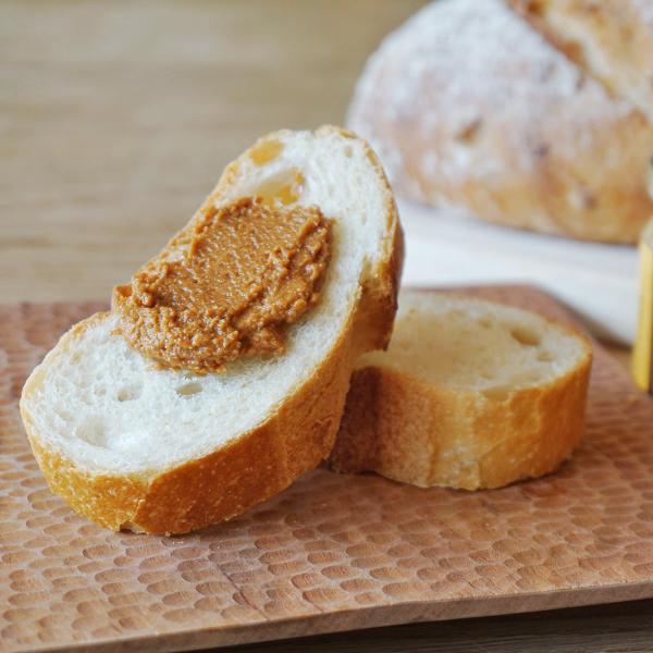 北海道産の“焦がし焙煎きな粉”を用いて、蜂蜜と加工黒糖で味付けしました。管理栄養士が監修し、保存料、香料、着色料　　などを一切使わず仕上げてあります。女性に嬉しいイソフラボンも14mg配合。トースト、お餅、お団子等、和洋いずれにもよく合います。