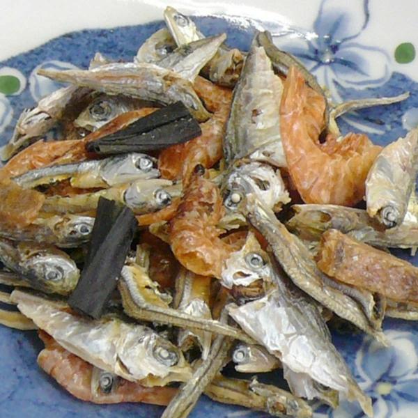 国内で水揚げされた片口いわし・あじ・えび・昆布を使用した二名煮のギフトセットです。魚本来の味が楽しめるよう、じっくりと時間をかけて乾燥させ味付けしております。食感は柔らかく、かつ香ばしく仕上がりました。おやつやおつまみとしてお楽しみください。