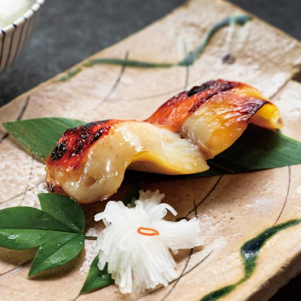 「葉山日影茶屋 三崎黒潮金目鯛 西京漬け」は、かながわブランドに認定された脂の乗った「三崎黒潮キンメ」を白味噌と葉山の銘酒「田遊び」の酒粕を使用した特製の西京味噌で漬け込んだ逸品です。老舗料亭の味をご自宅でお楽しみいただけます。おつまみ、お...