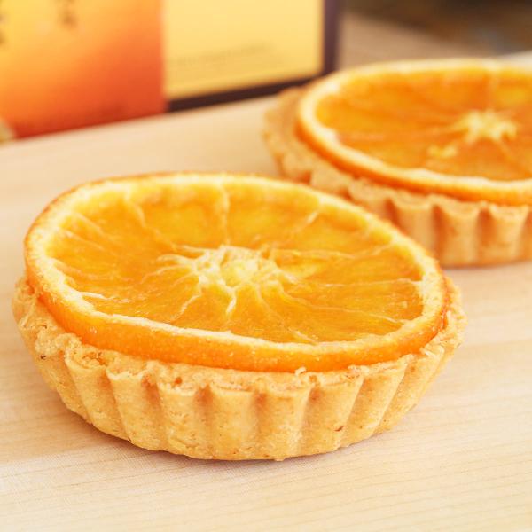 タルト生地に程よい甘さのアーモンドクリームを絞り、その上に輪切りの「紅まどんな」をのせて焼き上げたタルトです。紅まどんなは柑橘王国・愛媛が誇る、最高級の品種の柑橘です。豊かな香りと優しい味わいを感じる仕上がりとなりました。どうぞご堪能ください。