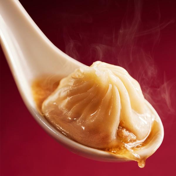 台湾発祥小籠包の名店「恵比寿 京鼎樓」の小籠包です。従来の中華料理にとらわれない豊富なメニューが人気の京鼎樓、熟練の点心師が手作りした豊潤なスープ溢れる小籠包がお店の看板メニューです。お店にいけなくてもご自宅のレンジでお手軽にあつあつジュー...