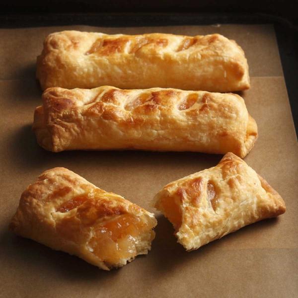 青森県産のりんご（ふじ）を使用した「ラグノオささき パティシエのりんごスティック」です。青森県産リンゴのシロップ漬けを大きめにカットし、スポンジ生地と一緒にパイで包んで焼き上げました。1本ずつ個包装された、手軽にお召し上がりいただけるスティ...