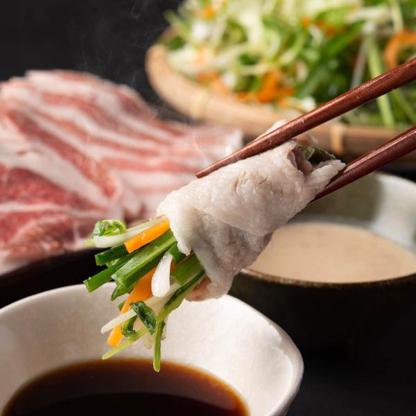 「薩摩 薬膳八宝鍋セット（2〜3人前）」です。鹿児島県産豚肉のしゃぶしゃぶ八宝鍋をお楽しみいただけます。霧島神話豚バラ、肩ロースと8種の旬の野菜、こだわりの出汁、追い薬膳、自家製ポン酢、豆乳胡桃ごまダレ、大根おろし用大根がセットになっていま...