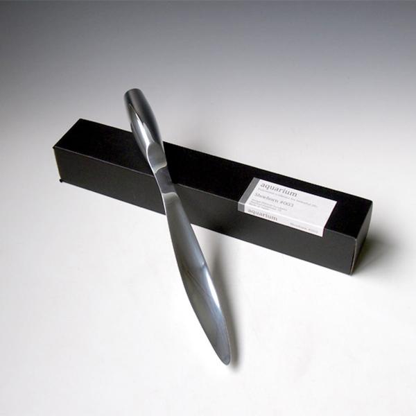 竹中銅器の「aquarium 靴べら シューホーンスタンドタイプ」です。機能を持った彫刻「aquarium」シリーズの商品で、流れるようなフォルムとアルミ素材の美しさが特徴です。プロダクトデザイナーの澄川伸一氏によるデザインは、美しさだけで...