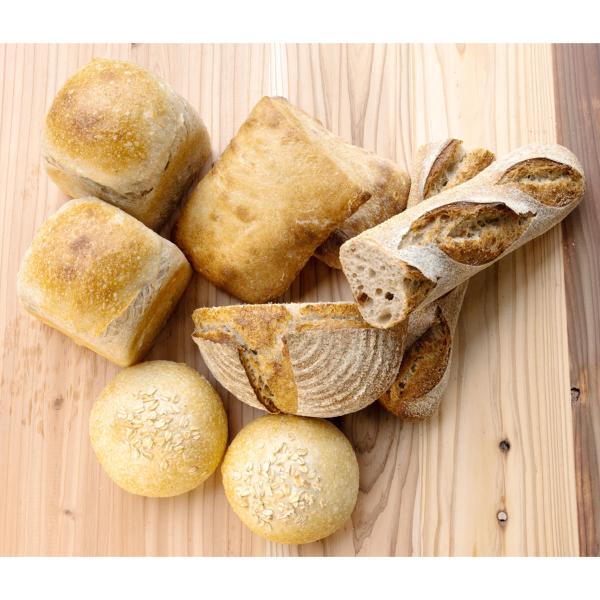 おへそカフェ広島の「お食事パン いろいろセット」です。当店の看板パン・UFO（カンパーニュ）を始め、チャパタやバゲット、食パンなど、プレーンな食事パンの詰め合わせです。スペイン人パン職人フランクが日本で試行錯誤を重ね、広島・世羅からできる、...