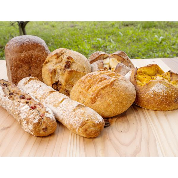 おへそカフェ広島の「おへそオリジナルパン アソートセット」です。国産小麦や有機古代小麦のこだわり生地に、有機ナッツやチョコチップ、ドライフルーツなどを練りこみました。人気のパン、7種の味わいをお楽しみください。【胡桃クランベリー＆レーズン、...