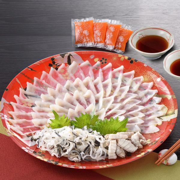 関とら本店 藤フーズのふぐの刺身「とらふく刺身セット」約3人前です。トラフグを1枚1枚丁寧に盛り付けました。菊の花のようにみえる豪華な盛り付けです。とらふく皮湯引きとボイルしたとらふくのすき身の食感と味わいもお楽しみいただけます。【関とら本...