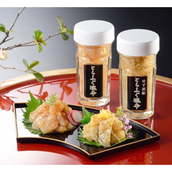 関とら本店 藤フーズの「とらふく塩辛」です。とらふぐ塩辛と、ゆず胡椒風味の2種の味わいをお楽しみいただけます。熱々のご飯に乗せ、お湯をかけて「とらふく生茶漬け」もおすすめです。刺身用の身(上身)をつくる際、三枚におろした身の表面を薄く剥ぎ取...