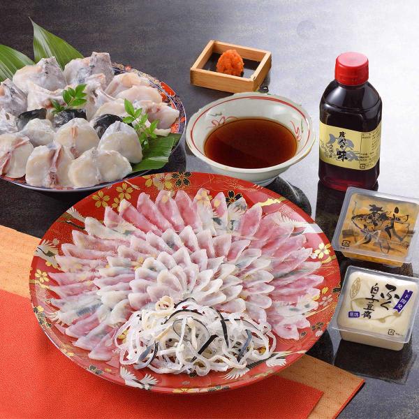 関とら本店 藤フーズのふぐの刺身、ふぐちり鍋セットなどを詰め合わせた「ふく料理フルコース」約３、４人前です。ふくといえばとらふく。熟練調理師達が丹念に腕によりをかけて大皿に盛り付けました。ちり鍋はとらふくのぶつ切りとアラ、ふく料理の醍醐味を...