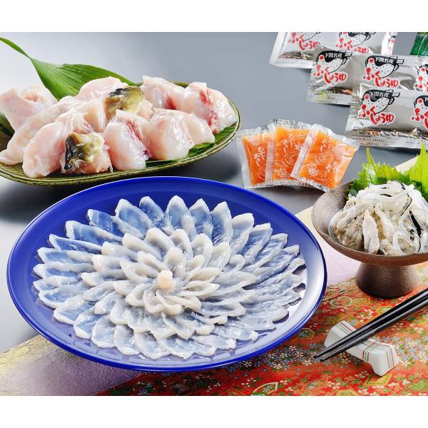 関とら本店 藤フーズのふぐの刺身、ふぐちり鍋セットを詰め合わせた「とらふく料理」約3人前です。本場の調理師達が1枚1枚丁寧に丹念に盛り付けたお刺身と、ちり鍋用としてとらふくちりをセットにしてお届けします。とらふくのプリッとした食感と旨味をお...