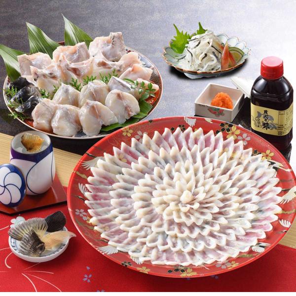 関とら本店 藤フーズのふぐの刺身、ふぐちり鍋セットなどを詰め合わせた「ふく料理フルコース」約4、5人前です。ふくといえばとらふく。熟練調理師達が、丹念に腕によりをかけて大皿に盛り付けました。ちり鍋はとらふくのぶつ切りとアラ、ふく料理の醍醐味...