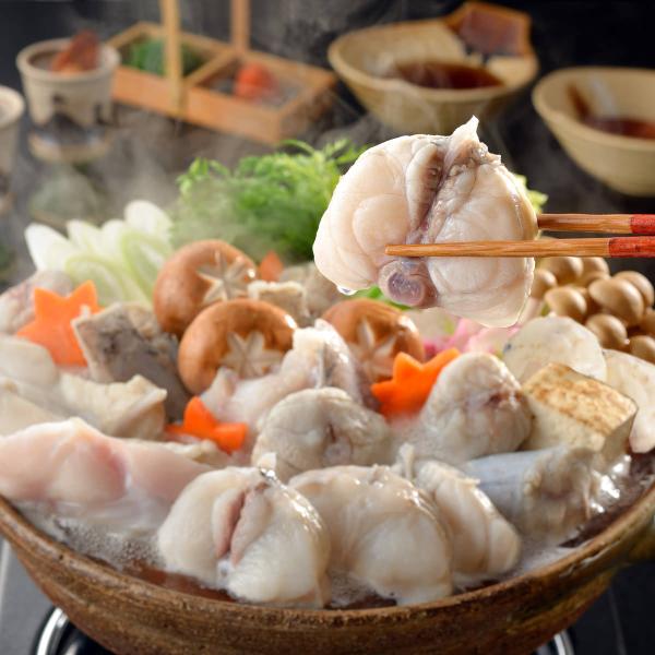 関とら本店 藤フーズのふぐ鍋「とらふくちり鍋セット」です。ふぐの王様「とらふく」のアラと身を豪快にブツ切りにし、ちり鍋用にしました。とらふくのプリッとした食感と旨味をお楽しみください。残ったスープで味わう、ふく雑炊は絶品です。華やかで贅沢な...