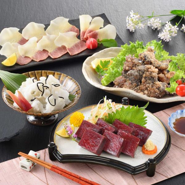 「下関鯨屋日新丸 鯨の詰め合わせ」は、鯨赤身肉（刺身用）、鯨おばいけ、くじら竜田揚げ、鯨ベーコンスライスのセットです。日本近海で捕鯨したニタリ鯨肉を加工して詰め合わせました。鯨肉は高たんぱくで低脂質、低カロリーな動物性たんぱく源として注目さ...