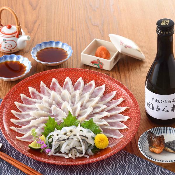 「下関 関とら本店 天然ふく刺身 日本酒 焼きヒレ セット」は、自宅で本格的なふぐ料理とお酒を愉しめる贅沢な晩酌セットです。「天然真ふく刺身」、冷やしても燗にしても美味しい「関とら本店オリジナル吟醸酒」、ヒレ酒用に炙り焼きした「とらふく焼き...