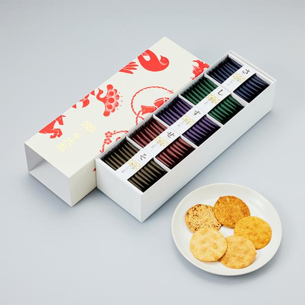 せんべい千代松の「さしすせそ玄米せんべいセット」です。和食の基本となる味付けの調味料を活かしました。ついついもう一枚と食べたくなる美味しさ、お米のプロ・五ツ星お米マイスターによる新感覚のご褒美せんべいをお届けします。MUSUBI千代松のせん...