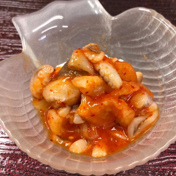 「居酒屋のたこキム」は、蛸、割干大根のおつまみです。キムチベースのピリッとした辛さと割干大根の食感がアクセントになり、お酒のお供によく合います。ご家庭でお酒を片手に居酒屋気分を味わえます。