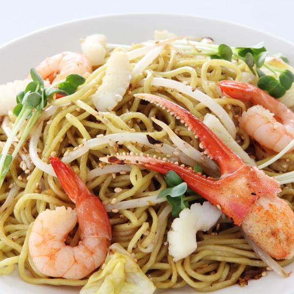 「八郎めん 男鹿しょっつる焼きそば」は、鰰(ハタハタ)のしょっつるベースのたれと粉末わかめと昆布だしを練り込んだ麺が見事にマッチした、深い味わいの焼きそばです。しょっつるとは、秋田名物ハタハタを主原料とした調味料(濃厚な旨味を有した魚醤)です。