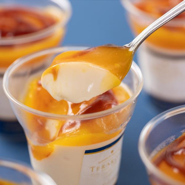 東京・小金井のTERAKOYAが監修した「濃厚マンゴープリン」です。北海道産牛乳を使用したなめらかで程よい甘さのプリンです。アルフォンソマンゴーにマンゴーリキュール、カラメルを加えたソースをかけています。マンゴーダイスとのハーモニーをお楽し...