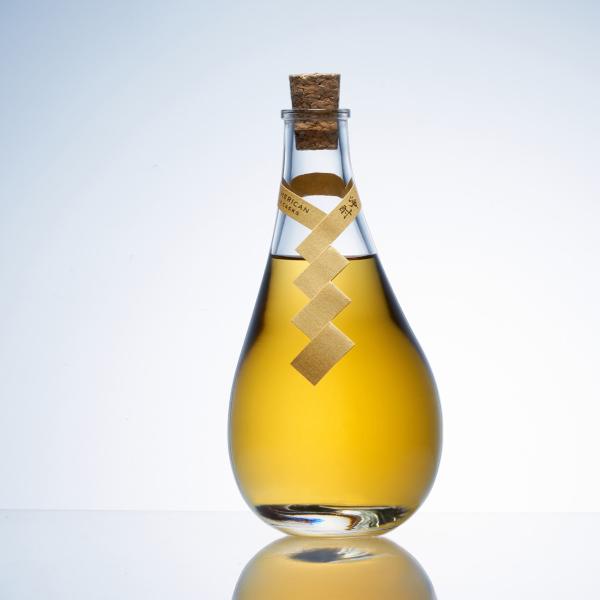 「浄酎 Purified Spirit 金紙垂 アメリカンホワイトオーク樽熟成」は、選び抜かれた日本酒をさらに浄溜することによって生まれた新しいお酒です。独自の低温浄溜技術で日本酒由来の華やかな薫りと風味をそのまま凝縮し、出来上がった『浄酎...