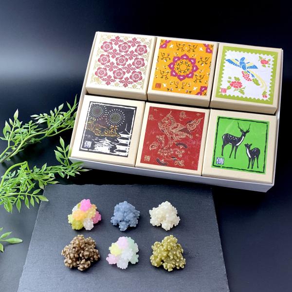 「奈良こんふぇいと 6個セット」です。厳選した砂糖・素材を使用した金平糖です。砂糖屋が甘味の職人とコラボした商品で、看板商品の御門米飴を使用したものや、奈良県のお茶の産地月ヶ瀬のお茶を使用した大和ほうじ茶、大和煎茶、色味が華やかないろは、ブ...