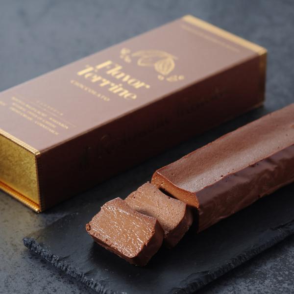 ワイルドショコラテリーヌ（Flavor Terrine）は、職人が1本ずつ手作業で仕上げる本物を追求するスイーツです。ボリビア産野生カカオ豆を使用しています。入手困難なボリビアの湿地帯に自生する希少なカカオ豆を産地・農地と直接契約し、フェア...