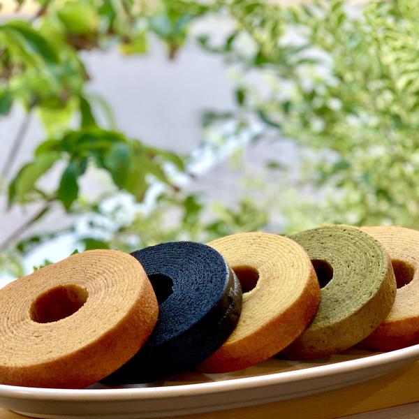 「富山きときとバウム 詰め合わせ」は、富山の名産品を練り込んだきときとバウムクーヘン5種の食べ比べをお楽しみいただけます。カジュアルなギフト箱に詰め合わせてオリジナル包装紙でラッピングしています。【富山ブラックバウム】富山県産丸大豆醤油使用...