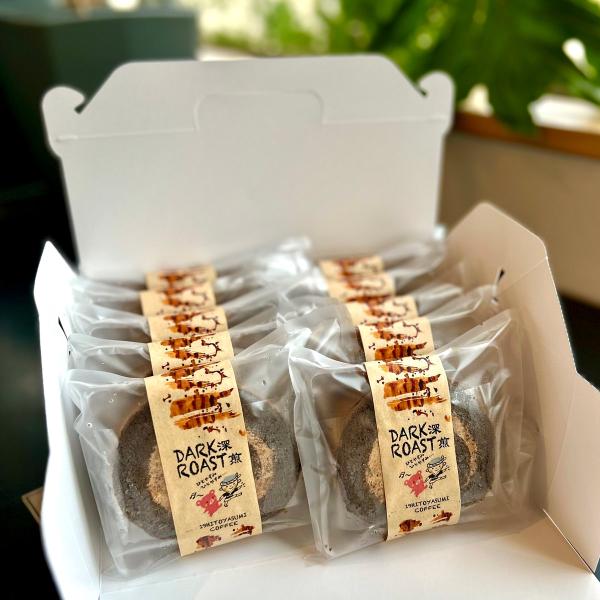 富山県産の小麦粉、卵、牛乳を100％使用した、もっちりした食感が特徴の「自家焙煎 ダークロースト ロールケーキ 個包装」です。生地に富山県産小麦ゆきちから、地元の平飼いたまご、国産バターなどの地域食材をふんだんに使用し、地産地消にも貢献して...