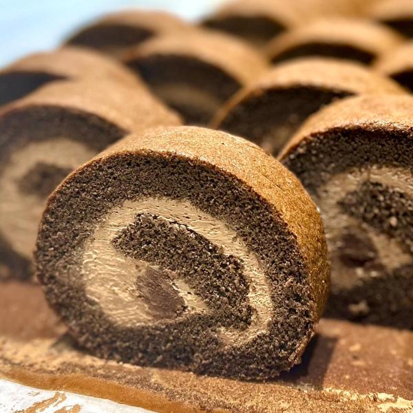 富山県産の小麦粉、卵、牛乳を100％使用した、もっちりした食感が特徴の「自家焙煎 ダークローストロールケーキ ホール」です。生地に富山県産小麦ゆきちから、地元の平飼いたまご、国産バターなどの地域食材をふんだんに使用し、地産地消にも貢献してい...