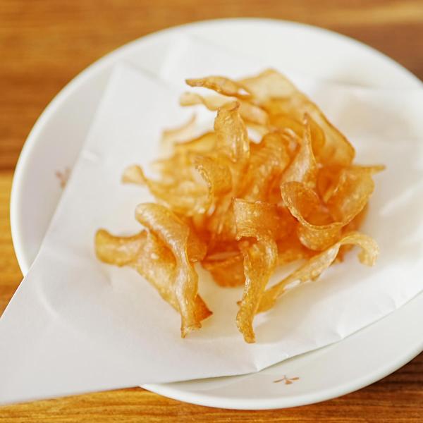 「干しの蒟蒻 ほんのり梅」は、こんにゃくを味付け乾燥したおつまみこんにゃくです。蒟蒻をそのまま食べられるおやつにしました。1袋にこんにゃく約1丁分を乾燥させた量が入っています。主原料のこんにゃくは日本有数水質の仁淀川（四国 高知県）の水を使...