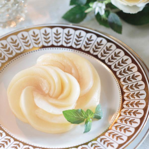 「水熟桃 プレミアム 大玉白桃」は独自の「水熟製法」を用い、大玉の「おかやま白桃」のシロップ漬けを保存性の高いパックに入れました。果実の自然の甘さと食感を味わっていただけるように極力甘さを抑え、皮付き・種ありのまま、生の風味で限りなく「生」...