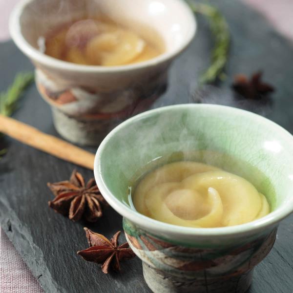 「金の桃GIFT こぶり白桃まるごと瓶詰め」は、白桃のシロップ漬けを瓶に詰めて玉手箱のようなかわいい箱に梱包しています。飾って、食べて、まるごと桃を楽しめるおしゃれなギフトボックスです。独自の水熟製法で桃を長期保存し、限りなく生に近い状態で...